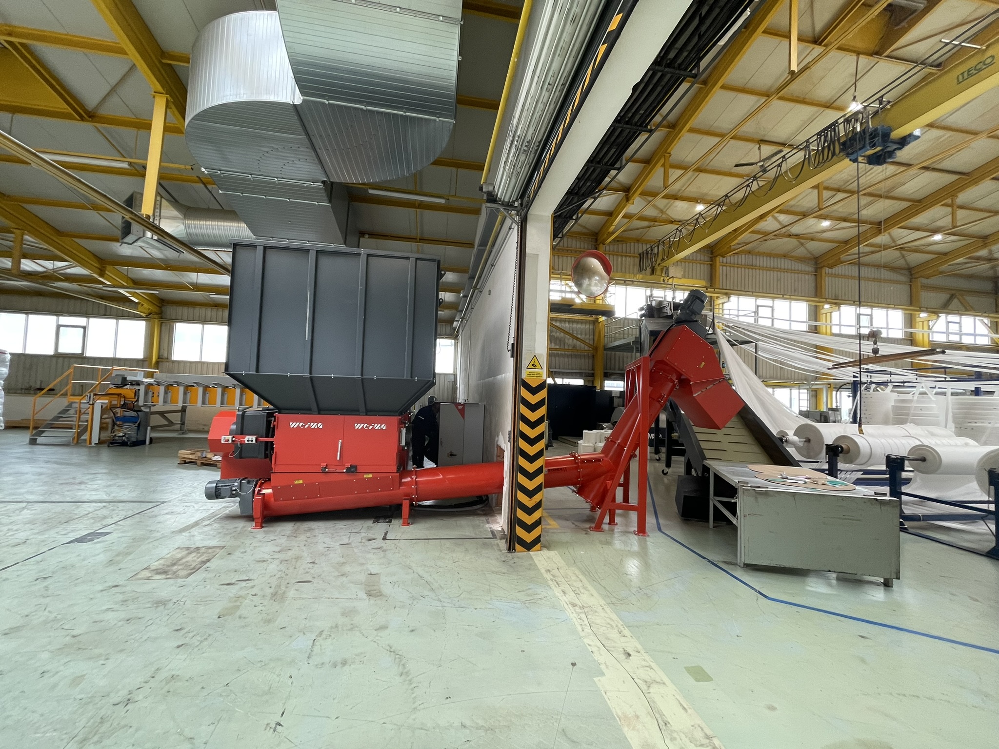 Instalace jednohřídelového předdrtiče WLK 1500 - 1.PLASTCOMPANY, spol ...